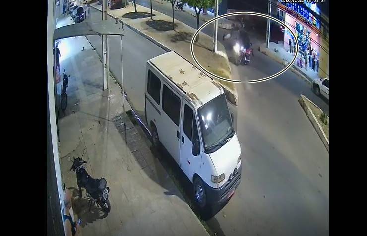 Câmera de segurança flagra colisão entre carro e moto no São Gonçalo ... Câmera de segurança flagra colisão entre carro e moto no São Gonçalo ...