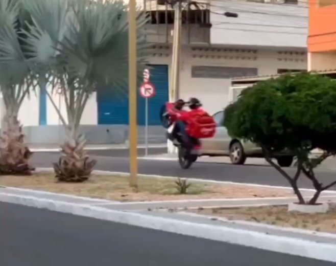 Motoboy é flagrado em manobras arriscadas em pleno centro de Petrolina | Blog do Carlos Britto