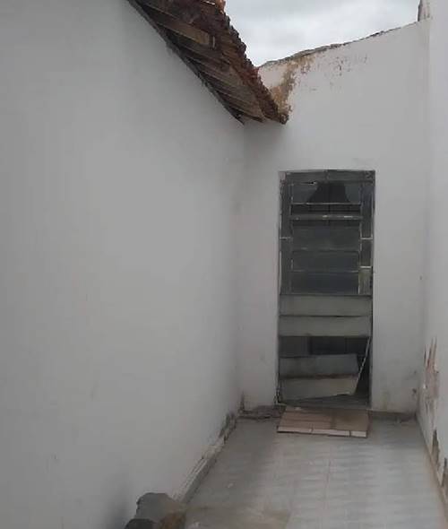 Imóvel abandonado na Areia Branca vira pesadelo e moradores tomam ...