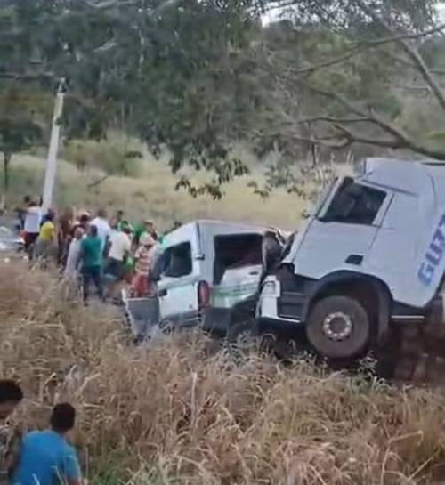 Acidente entre van e carreta na BR-242 deixa 11 mortos na Bahia | Blog do Carlos Britto